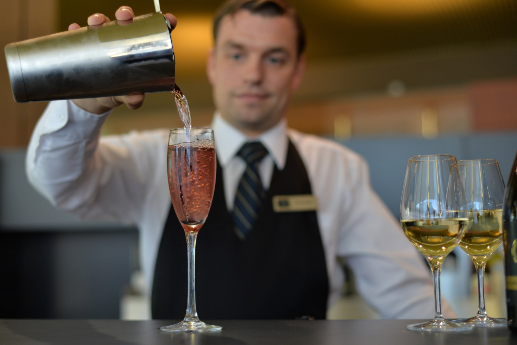 Devenir employé(e) de bar ou Mixologue - Fiche de métier | ITHQ